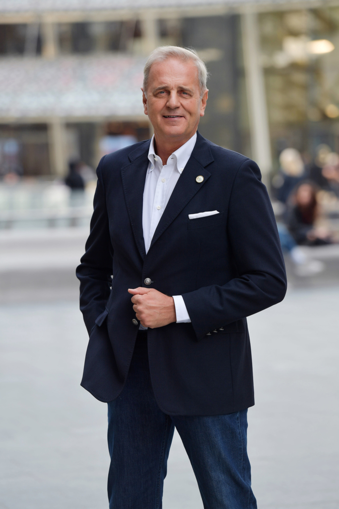 Enrico Bertolino torna al Celebrazioni col suo "Instant Theatre" - Il ...